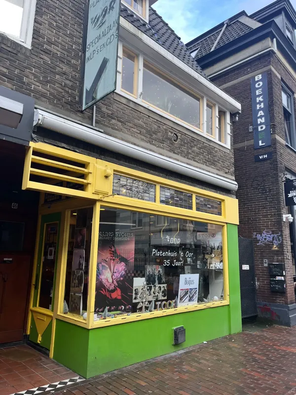 Platenzaak Chez Elpee: vintage & nieuw vinyl - Record store at Neuweg ...