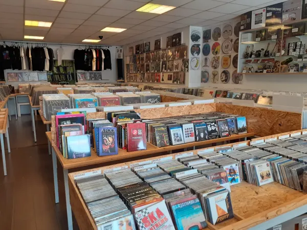 Platenzaak Chez Elpee: vintage & nieuw vinyl - Record store at Neuweg ...