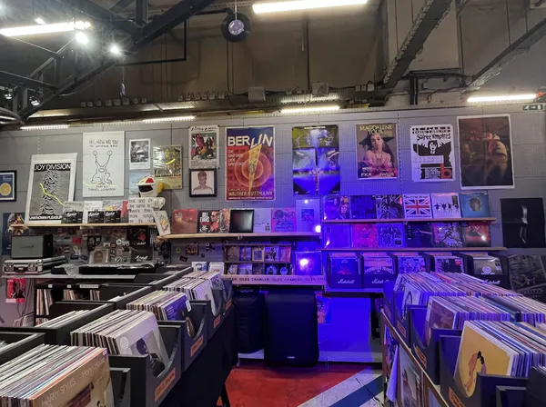 Major Tom - Record store at 81 Rue du Charolais, Paris, FR | Vinyl World